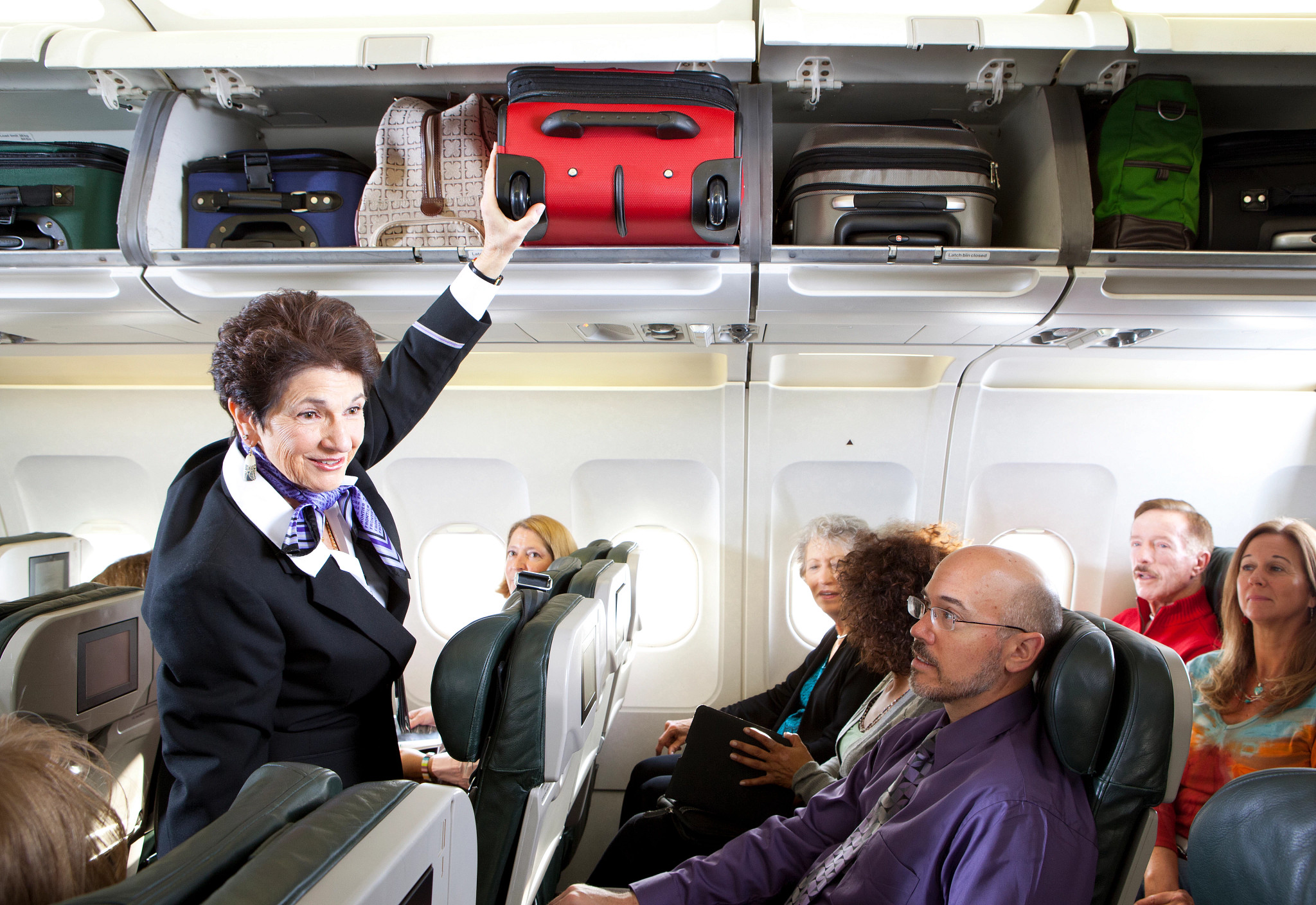 Cómo convertirte en asistente de vuelo después de los 50